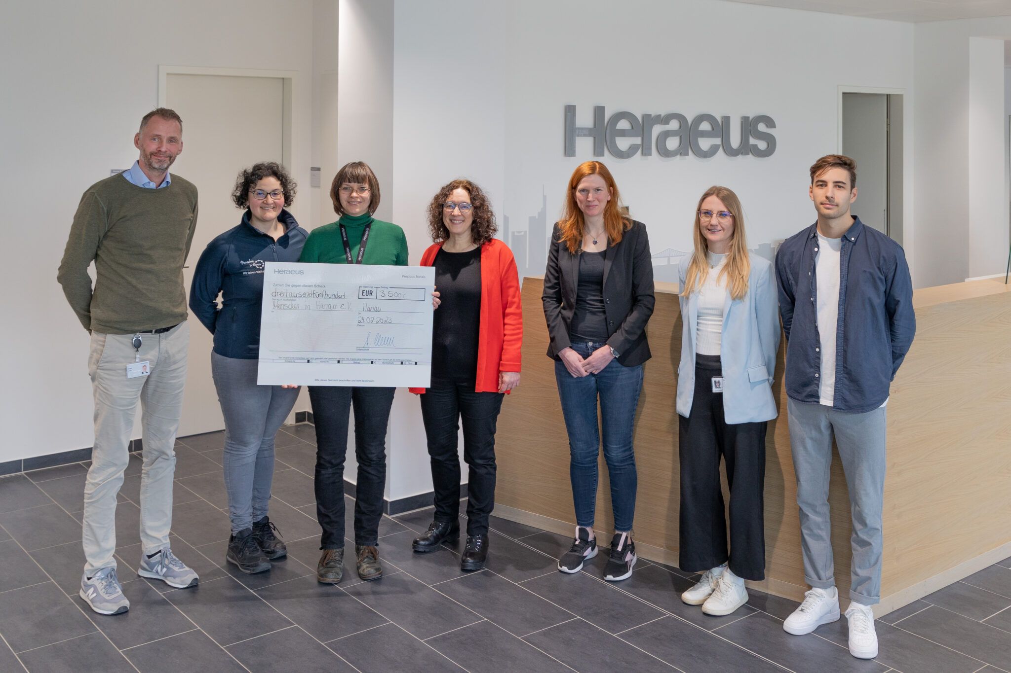 Spende von Heraeus Precious Metals für Hummelprojekt